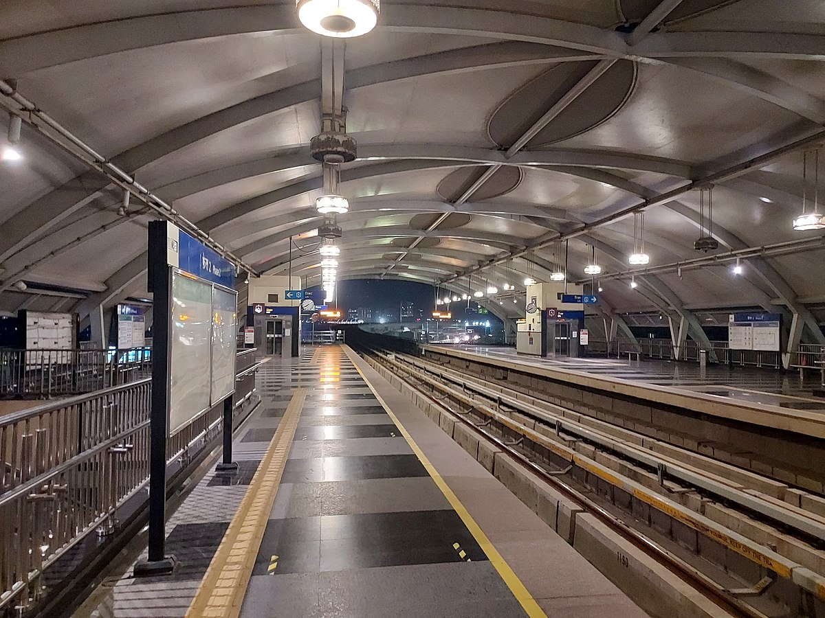 DLF Phase 2 Metro Station Platform Ads | Gurugram OOH Advertising